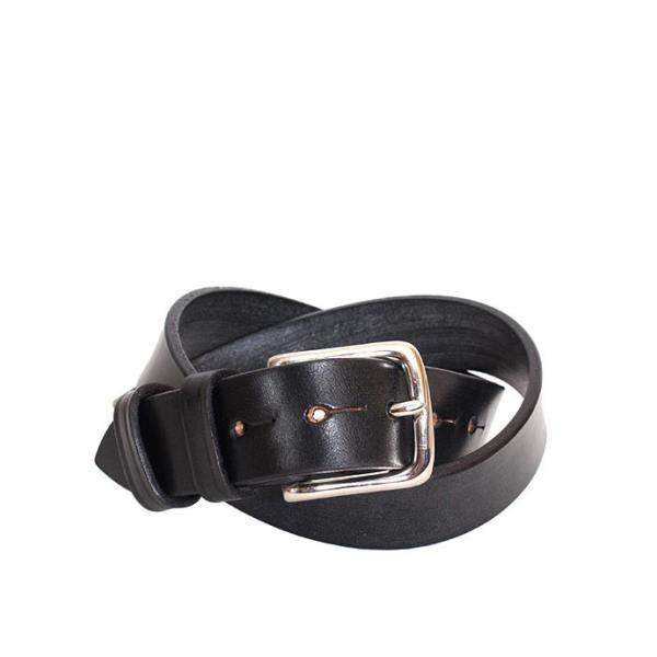 レザークラフトマンである英国人、マーティン・フェイジー。マーティン氏の代表作品として挙げられるのが、ビクトリア朝時代の消防隊員が使用していたバックルをデザインソースに使用したクイックリリースベルトです。長年、デインズ＆ハザウェイのベルト工房...