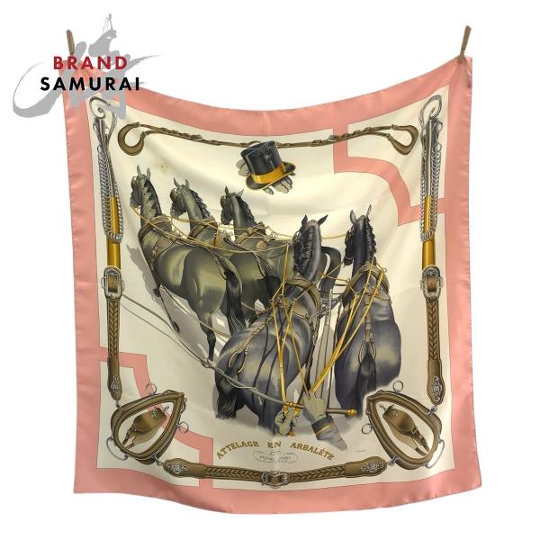 ■商品情報[管理番号]506520[ブランド]エルメス（HERMES）[対象]レディース[カラー]ピンク マルチカラー　[モデル]ATTELAGE EN ARBALETE[ライン]カレ90[生産国]フランス[サイズ]幅：約87cm約87cm...