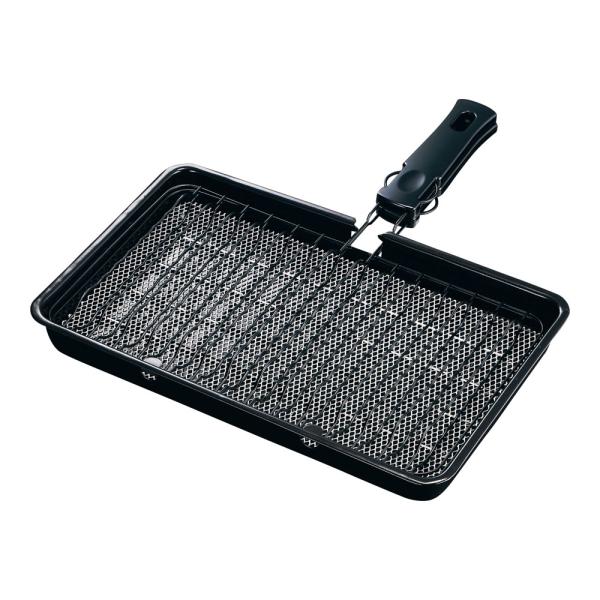 お魚を網で挟む、合わせ焼き構造。箸を使わずにお魚を裏返せます。中網はセラミック入りタイプなので、炭火感覚の美味しさに焼きあがります。さんまも丸ごと焼けます。