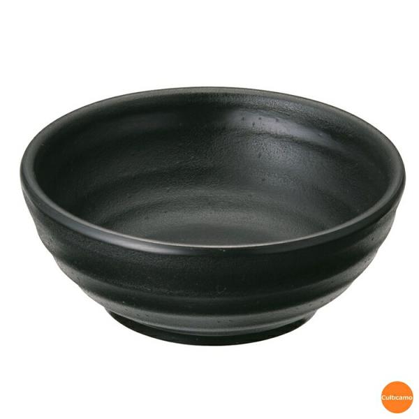 陶器のような風合いで硬くて割れにくく、耐熱性のあるメラミン食器