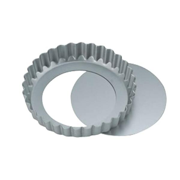 軽量で熱伝導率の高いアルミニウム製のタルト型。