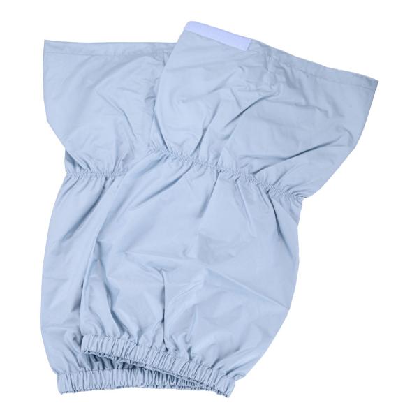 熱湯や水等から足元をしっかりガード！むれを軽減する透湿防水素材を採用。ワンタッチで着脱可能なクリップ止め式。