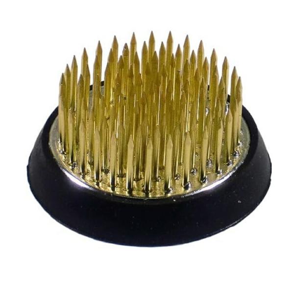 燕三条「マルフジ剣山製作所」の特製剣山。ゴムリング付きなので大切な花器をキズつけません。剣山と花器が滑らずに安定します。