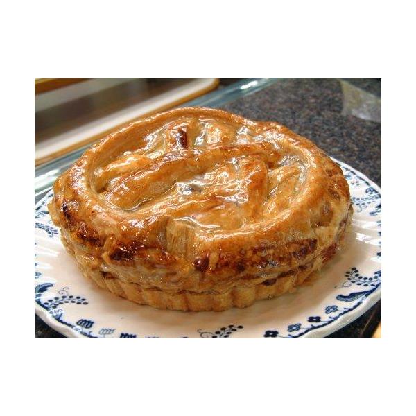 シンプルなアップルパイです。フィリングのリンゴは丹念に砂糖と水のみで煮込みました。あまり甘すぎないようにしました。パイの定番のアップルパイですが、丁寧につくりました!仕上げはナパージュ（ゼリー）を塗りました。原材料：粉・砂糖・リンゴ・スポン...