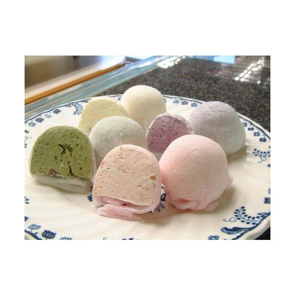 当店オリジナル！大福の皮で自家製のアイスケーキを包みました。 外は和菓子、中は洋菓子！ー清涼感溢れる、和洋折衷の楽しい味わいの逸品です。−■天然のバニラビーンズの薫りいっぱいのバニラ、ゆで小豆入りの和風感覚の抹茶、地元の甘くてやさしい風味の...