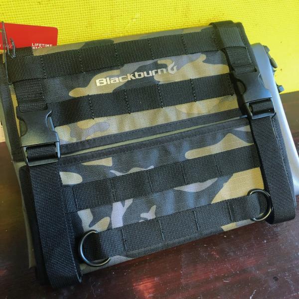 ハンドルバーハーネスとスタッフバッグのセット。寝袋、バッグ、テントやウエアなど大きめのグッズを持ち運べる。　アタッチメントタイプなのでブレーキやシフトワイヤーに干渉せず、取り外しもワンタッチ。　他のバンド固定式と違ってアタッチメントタイプは...