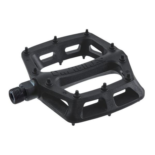 ナイロンボディのエントリーモデル上位モデルのデザインを踏襲し、ブッシュシステムを採用したエントリーモデル。プラットフォームは樹脂製で、踏みやすさなどは上位モデルと同じながら圧倒的なコストパフォーマンスを発揮します。特徴上位モデルのデザインを...