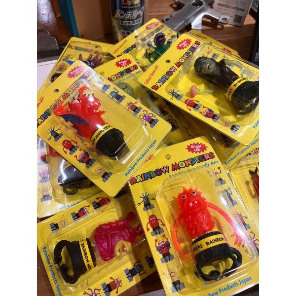 コワ可愛いレインボーモンスターシリーズ。自転車のハンドルに付けてスイッチを入れると不気味に光ります。※前照灯としての用途としては使えません。※※配送日時指定は承っておりません※※◆店頭在庫商品は3〜5日で発送致します。◆店頭在庫なし、お取り...