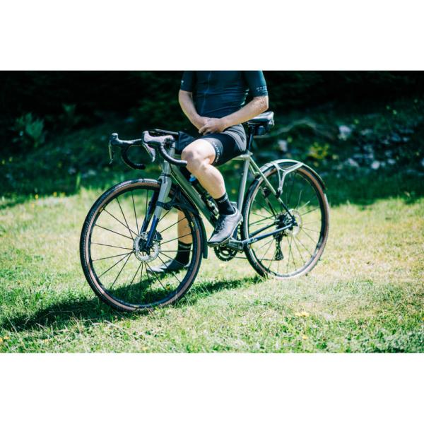 土の上や山の中を走ると自転車が泥だらけ、、完全に取り付けるフェンダーはかっこいいけどメンテが面倒という方にうってつけ。　ホイールに近い位置にあるためバイクの外観を損ねず、かつ効率的に泥から自転車をガードしてくれます。異なるサイズの3つのマッ...