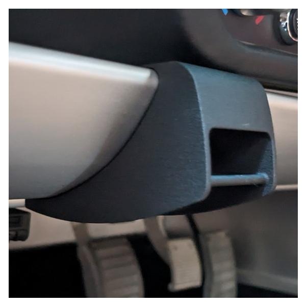 ＝＝＝この商品はブラック色です＝＝＝ロータス エキシージ／エリーゼ用ドリンクホルダアタッチメントです。内装形状が若干違うため、S2後期以降に対応します。一般的なエアコンルーバー形状を模しています。市販エアコンルーバー取り付けタイプのドリンク...