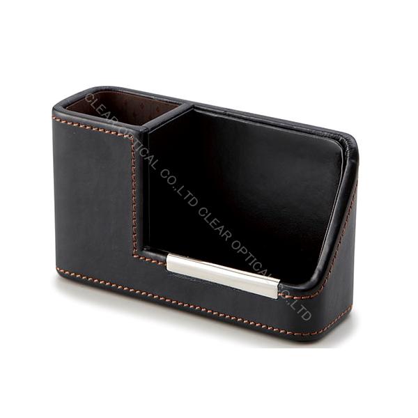 メガネ・老眼鏡・サングラス・スマートフォンスタンド…商品サイズ：高さ80×幅135×奥行50MM・メガネスタンド内寸：約39×36MM・ケータイスタンド部内寸：幅約70MM・重量：110G・材質：合成皮革(PU)、ポリエステル、スチール他・...