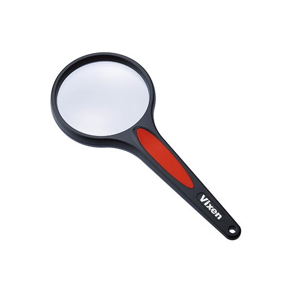 2倍80mm日本製ルーペ《ポイント》非球面レンズでゆがみの少ない視界柄の部分には手が滑りにくいエラストマー樹脂を使用置いた時に柄の部分が浮き上がる設計《商品説明》重さ：67ｇ213×90×21ｍｍ