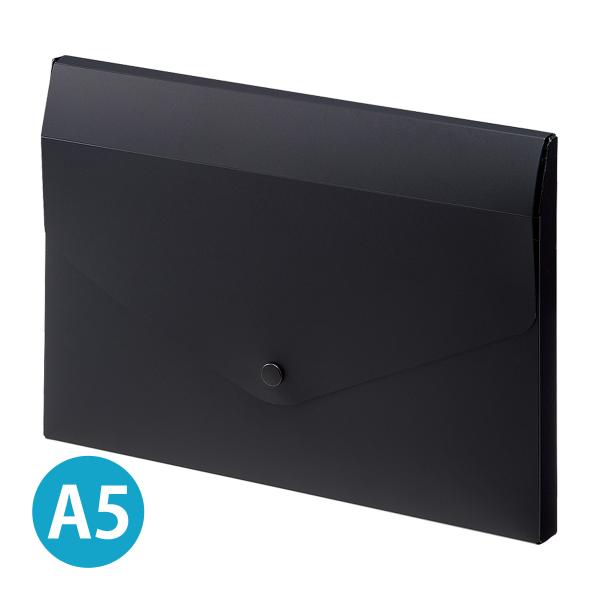 ノートや書類を折らずに持ち運べる厚みのあるP.P.製ケース。本体サイズ:横237mm×縦20mm×高さ167mm■本体サイズ：横237mm×縦20mm×高さ167mm■規格：A5■本体重量：46g■収容量：コピー用紙150枚■材質：本体/ポ...