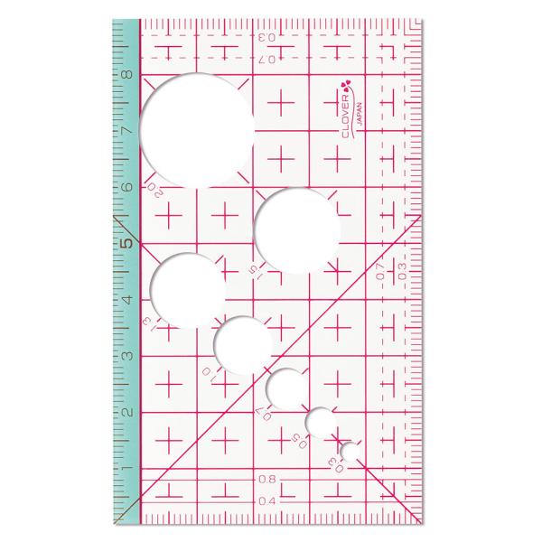 小物やドール服づくりに便利な小回りの利く方眼定規です。携帯に便利なカードサイズです。柔軟性があるので、曲線(アール)部分も測ることができます。穴はボタンなどの作図や測量に便利。パッケージサイズ:60×115×1mm■パッケージサイズ：60×...