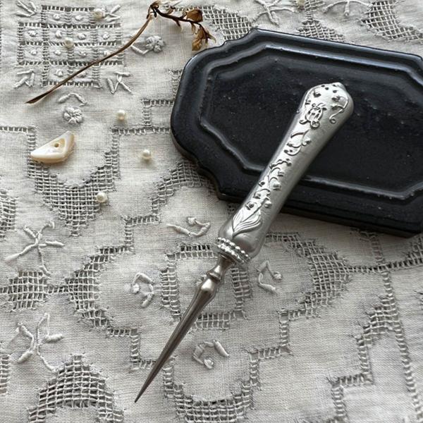 PorteBonheur千枚通し高級錫製持ちやすい革ケース付刺?刺しゅう穴を開けるクロバー,ポルトボヌール,裁縫,手芸道具すずらん,アンティーク,目打日本製,なめらか,ハンドメイド,手作り,工具クロバーポルトボヌールすずらんなめらか目打｜ア...