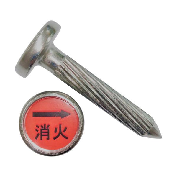 工事・照明用品 管工機材 バルブ・配管識別用品 ●地下の埋設管の状態が一目でわかります。●ステンレス製のため、錆、型崩れ等の劣化の問題を軽減します。●地下の埋設管の明示用。●直径(mm)：25●長さ(mm)：67●色：赤地　黒文字黒矢印●表...