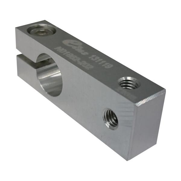 メカトロ部品 軸受・駆動機器・伝導部品 ロボットハンド用パーツ ●φ１２用パイプ穴とタップ穴加工が施されたコネクターです。●エアー配管等のマニホールドとしても使用頂けます。●適合サイズ(mm)：Φ12・M5●幅(mm)：47●奥行(mm)：...