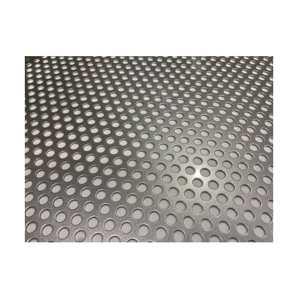メカトロ部品 工業用素材 金属素材 ●パンチングプレスの金型で規則的に孔を開けた金属板です。●表面が平面であるため、耐摩耗等の耐久性が高く目が崩れることもありません。●４５０ｍｍ角サイズにカットされています。（フレーム無しです）●機械や装置...