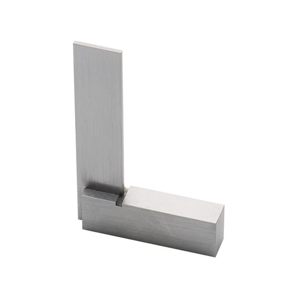 測定・計測用品 測定工具 スコヤ・水準器 ●直角度、真直度測定のマスタとして使用します。●一般的な台付スコヤです。50〜2000mmの計13サイズございます。●ベースが厚いため、安定した測定に向いています。●台付スコヤとしても使用可能です。...