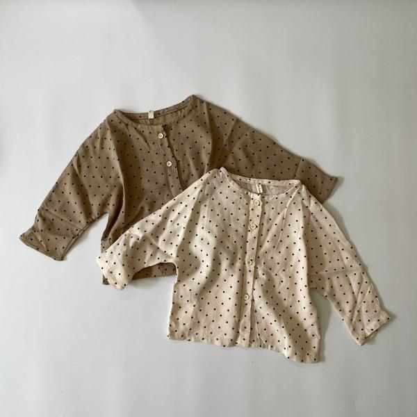 ・素材構成: 90%綿、10%麻・size:  80~130・color: white / brown・ガーゼのような薄手でさらっとした素材のノーカラーシャツです・小さいドットが可愛いです・ドルマンスリーブになっていて着た時のシルエットがと...