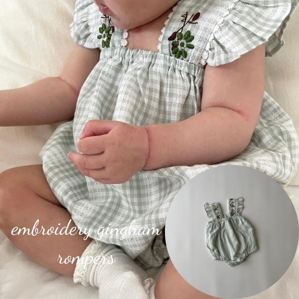 ・素材構成: 95%綿、5%ポリエステル・size: 66 / 73 / 80 / 90・color: one color・涼しげなミントカラーのギンガムチェックの生地に肩紐の刺繍がポイントのロンパース・肩紐にフリルやレースのバイアステープ...