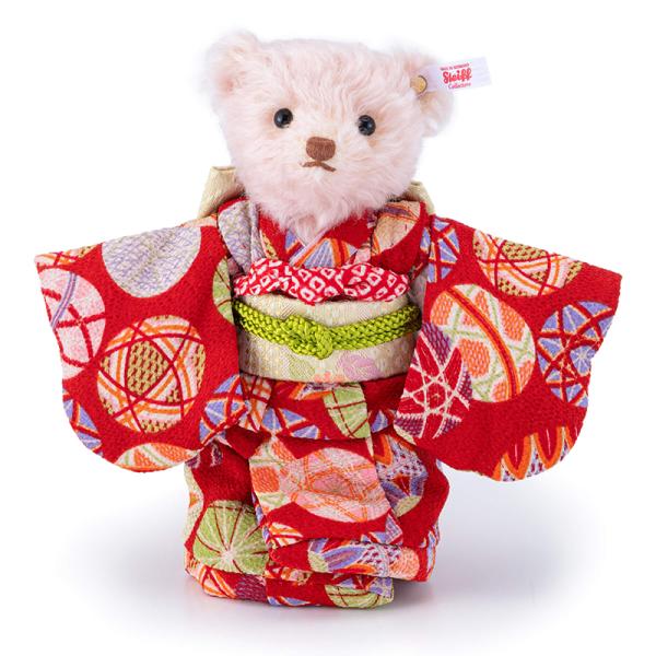 世界中のコレクターに愛されるドイツの老舗ブランド「シュタイフ」から、日本の伝統美を心ゆくまで堪能できる特別なテディベアが誕生しました。ほんのり桜色の輝きを放つ最高級のモヘアに、鮮やかな赤の振袖。そこに描かれた「手鞠（てまり）」の文様は、古く...