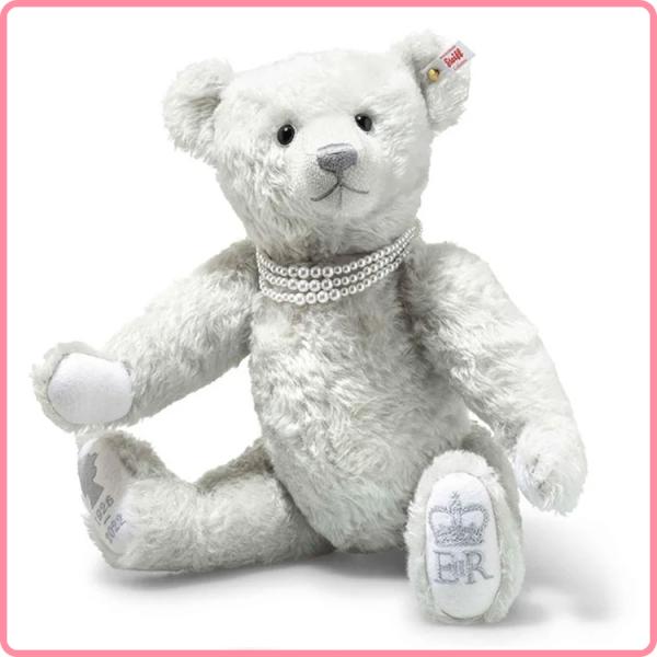 【発売日：2023年10月31日】2022年9月8日に亡くなられたエリザベス女王に敬意を表してつくられたテディベアです。エリザベス女王らしい上品なカラーのモヘアに、シンボルマークともいえる3連パールネックレスを身に着けています。右足には女王...