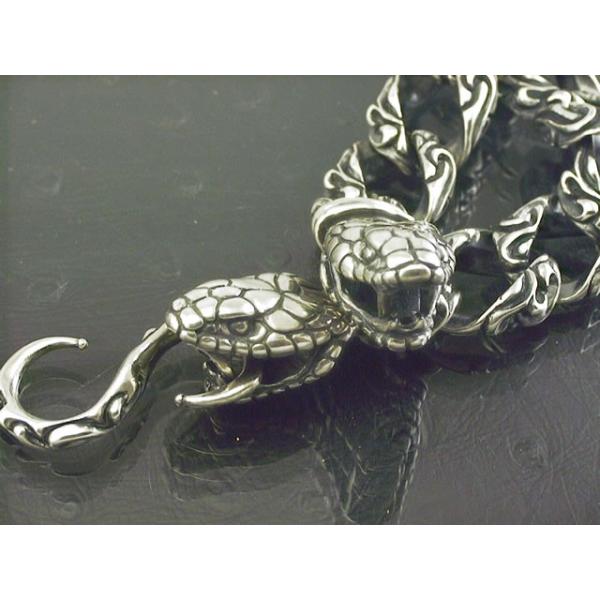 アラベスクのキヘイチェーンの両端にスネークヘッドを配した、Ｗスネークヘッドアラベスクブレスレット。アラベスク模様が蛇のウロコのようにマッチし、ハードながらまとまりの良い仕上がりになっております。留め具の性質上、11mmの余裕が必要です。素材...