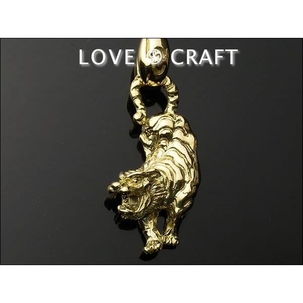 日本画の虎をイメージしたデザインの和虎ペンダントトップ。適度にディフォルメされた虎は、独特の味があります。虎モチーフをさりげなく着けたい方にオススメです。素材：１８Ｋゴールド　「１８金製」縦幅：約34mm(虎部分)横幅：約16mm厚み：約 ...