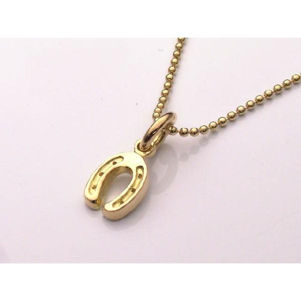 蹄鉄をモチーフにしたペンダントトップです。普通は上下逆を良く見かけますが、海外のドアなどにかけられているのをみるとこの向きが多いです。お守りとしてシンプルに制作いたしました！素材：18K（１８金イエローゴールド）横幅：約8mm縦幅：約20m...