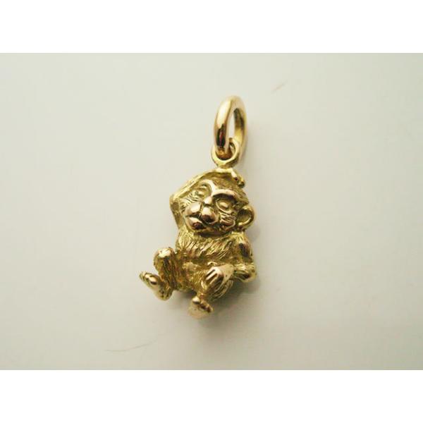 山の賢者で、山神の使いと信じられていました。信仰の対象としても馴染み深い動物です。器用で臨機応変といわれています。素材：K18（１８金イエローゴールド）縦幅：約26mm（バチカン含む）横幅：約13mm厚み：約8mm重量：約7.5g（誤差±1...