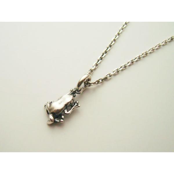 アマガエルがモチーフの、カエルペンダントトップ。非常に小さくさりげない大きさのペンダントトップですが、指の一本一本まで丁寧に作りこまれております。中国では幸せを運ぶ動物とされていることや、金返るの語呂合わせでお守りに購入される方も多いです。...