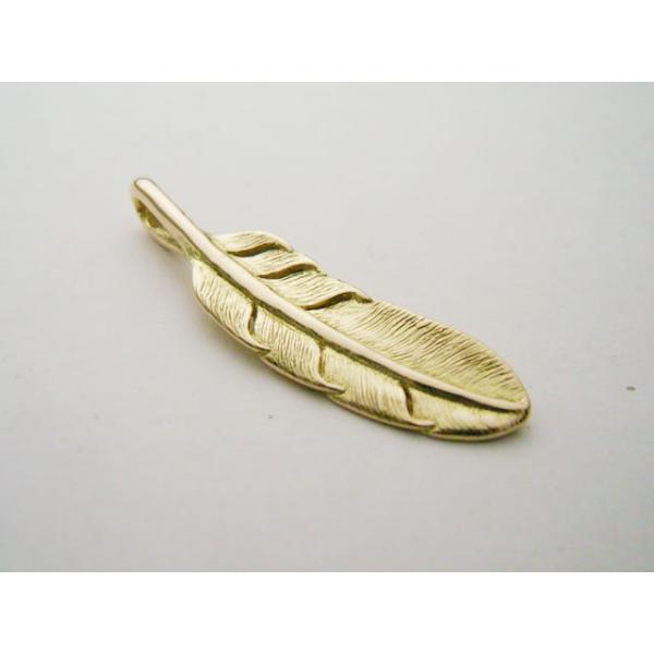 イーグルは生物中で一番高く飛べ、創造主である太陽に一番近づく事ができる。そのため人間の祈りを精神世界に伝える事ができる唯一の神聖な生物とされている。インディアンの一部の部族は狩猟の戦績としてイーグルフェザーを身につける、それが多いと名誉な事...