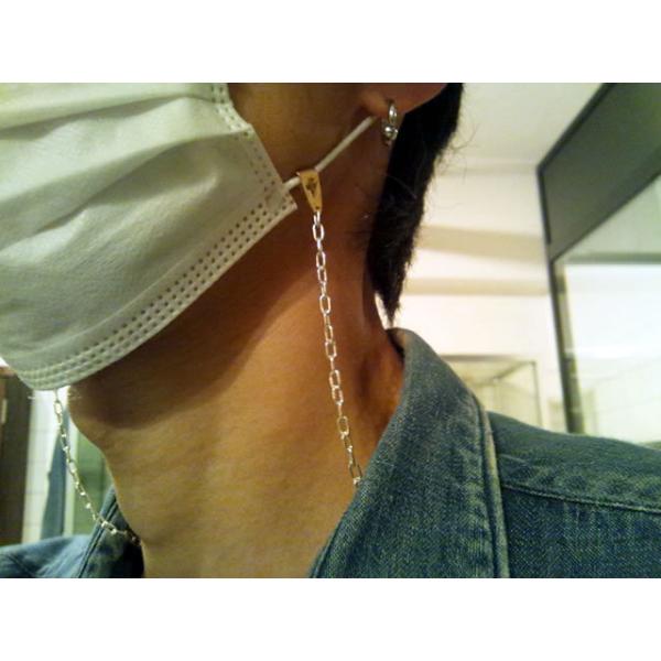 食事する時や、ちょっとマスクをはずしたい時に便利！メガネホルダーからヒントを得て製作いたしました。耳かけゴムが２ｍｍくらいの簡易マスクに使用可能です。チェーン部分はやさしい印象の長アズキを採用しています。カットアウトクロス部分を１８金製イエ...