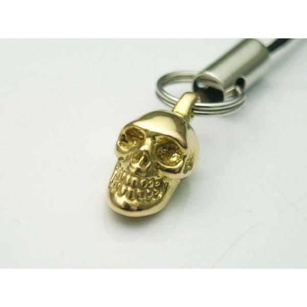 極少ながら歯まで丁寧に彫られた、スカル１０が付いた携帯ストラップ。パッと見、それとわからない大きさですので、ひそかにスカル好きのあなたにオススメです。素材：Yellow Gold K18縦幅：約14mm（金部分の丸カンからアゴまで）横幅：約...