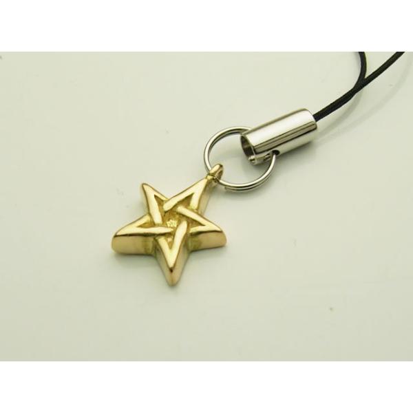 シンプルなデザインで男女問わず人気があります。五芒星は陰陽道では魔除けの呪符として伝えられています。御守り代わりにどうぞ！素材：Yellow Gold K18縦幅：約15mm（金部分のみ）横幅：約11mm厚み：約3.5mm重さ：約2.3g全...