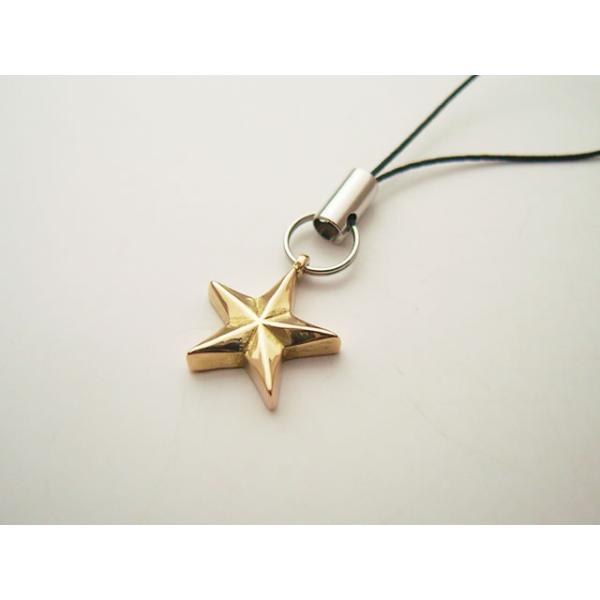 シンプルでかわいい星の18Kゴールドのペンダントトップです。シンプルなデザインで男女問わず人気があります。小さめのトップですが、厚みがあり金の重みを感じれる一品です。御守り代わりにどうぞ！素材：Yellow Gold K18縦幅：約16mm...
