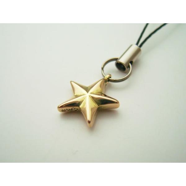 スターが両面にほられたFABスター携帯ストラップです。シンプルなデザインで男女問わず人気があります。小さめのトップですが、厚みがあり金の重みを感じれる一品です。御守り代わりにどうぞ！素材：Yellow Gold K18横幅：約15mm縦幅：...