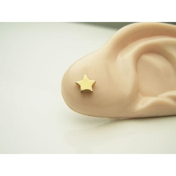 小さくてかわいいスターのピアスです。適度な厚みがあり重厚感があります。マシンで作ったように均一ではありませんが、不揃いが手作りの良い味を出しています。素材：18K YELLOW GOLD横幅：約6mm縦幅：約6mm厚み：約1.5mm（ポスト...