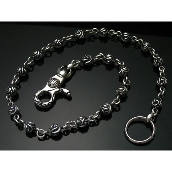 精巧に彫られたアラベスク模様のシルバーボールが連結したウォレットチェーン！素材：sterling silver 925全長：61cm全重量：169gボール直径：1cm(ワッカ含まず)ワッカ直径：2.7cm(鉄製ニッケルメッキ)※個体差があり...