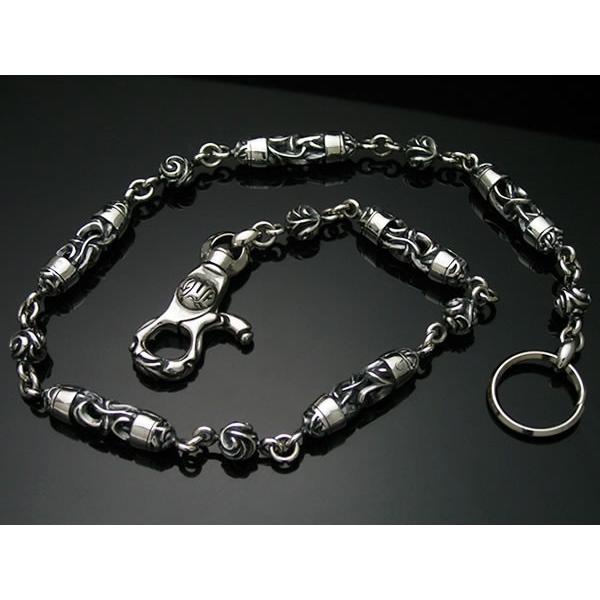 精巧に彫られたアラベスク模様のシルバーパーツが連結したウォレットチェーン！【大特価(36%OFF)】素材：sterling silver 925全長：60cm全重量：162gボール直径：1cm(ワッカ含まず)ロール直径：1cmロール縦長：4...