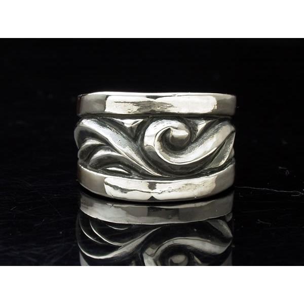 アラベスク（唐草）模様をモチーフに製作したリングです。タトゥーのトライバルのように大胆なデザイン。横から見るとＶ字型になっております。素材：sterling silver 925厚み：約3mm縦幅：約16mm縦幅：約11mm（裏側）重量：約...