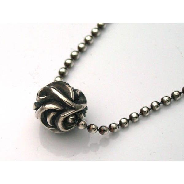 直径1cmの銀の球体の全面にアラベスク（唐草）模様を彫刻しています。どんなコーディネートにも相性良し！チェーンは別売りです。2.5mmの穴があいています。素材：sterling silver 925直径：約10mm重量：約4.5g※個体差が...