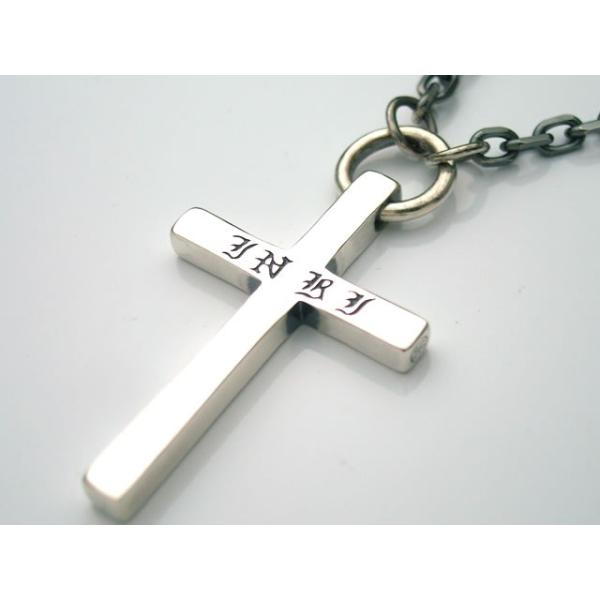 ストイックな印象が魅力のシンプルなクロスのペンダントトップです。イエスが十字架に磔（はりつけ）にされた時にラテン語で掲げられた「IESUS NAZARENUS REX IUDAEORUM」の頭文字が「INRI」です。日本語では「ユダヤ人の王...