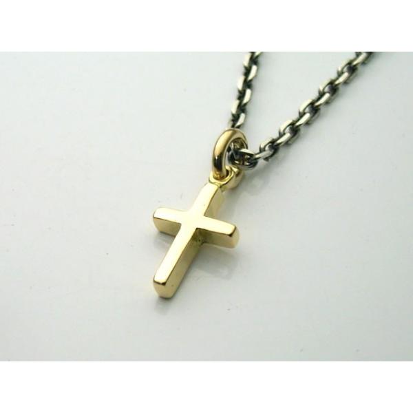 シンプルなクロスのペンダントトップです。わりと小振りですが厚みがあるのでボリューム感があります。何も彫刻のないシンプルなデザインです。素材：18K イエローゴールド縦幅：約26mm(クロスのみは16mm)横幅：約11mm厚み：約3mm(クロ...