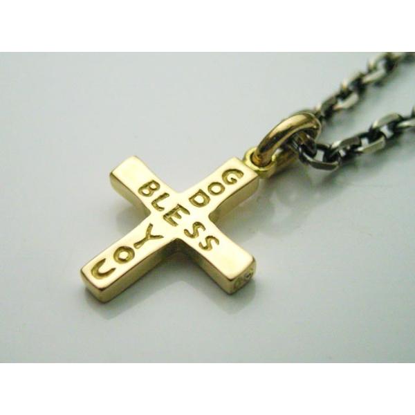 「God Bless You」神様のご加護がありますように、と手彫りされたクロスのペンダントトップです。小振りですがボリュームあるフォルムです。裏面は何も彫刻のないシンプルなデザインです。リバーシブルでお楽しみ下さい。素材：18K イエロー...
