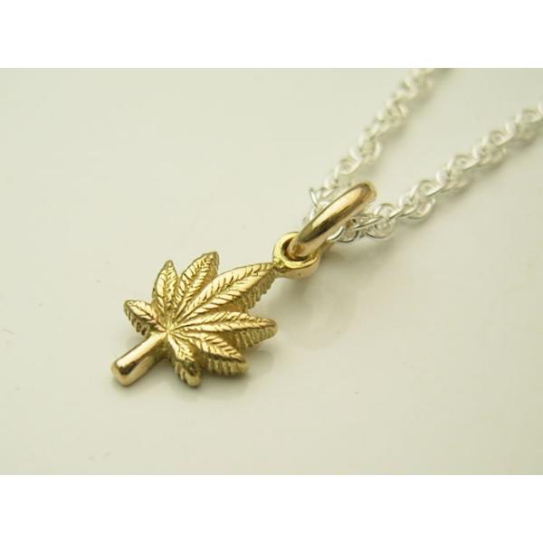 ガンジャ、マリファナ、カンナビス、ハッパなどなど色々な呼び名がある大麻草。インドでは苦行者たちが、ジャマイカではラスタマンが 神聖なものとして扱い、日本では神道儀式に欠かせない神聖なものです。御守り代わりにどうぞ！素材：K18イエローゴール...