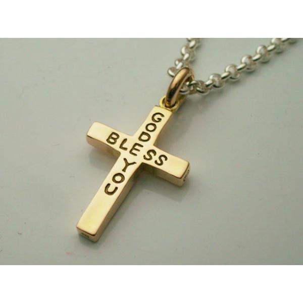 「God Bless You」神様のご加護がありますように、と手彫りされたクロスのペンダントトップです。ラージサイズなので、ずっしりとした重量感です。裏面は何も彫刻のないシンプルなデザインです。リバーシブルでお楽しみ下さい。素材：18K イ...