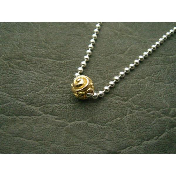 球体の全面にアラベスク模様を彫りこんだペンダントトップです。小さめのトップですが、厚みがあり金の重みを感じれる一品です。素材：K18（１８金イエローゴールド）直径：約10mm穴径：約5mm全重量：約5g※個体差がありますので若干サイズの誤差...