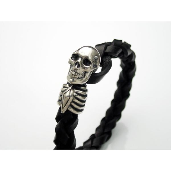 絞首刑を彷彿とさせるデザイン。5mm巾の革を一本一本手で四編みしていますレザー部分は使い込むと「アメ色」に変色し、良い味が出ます。素材：sterling silver 925　＆　牛革縦幅：32mm（スカル部分）横幅：13mm（スカル部分）...